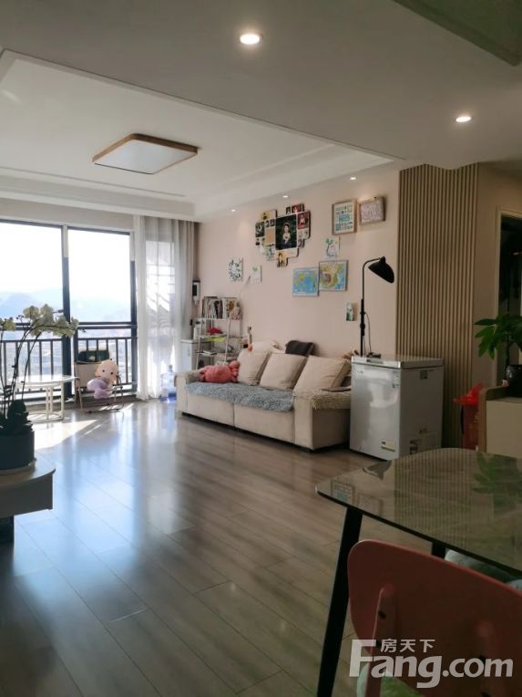 安投隐芸三室一厅精装修带车位次新房急售