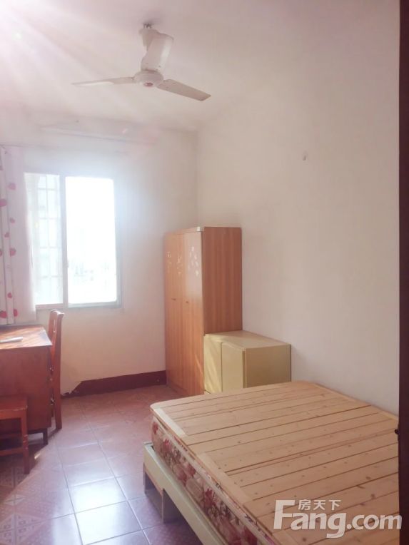 四方坪蚌塘小区两室一厅出租，近清水塘小学，房东直租1050元/月